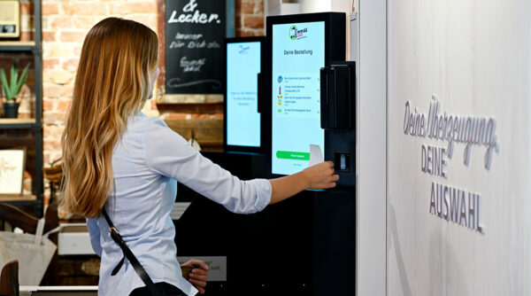 Uniqlo i samarbete med servicebutiker | Handelstrender